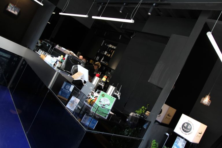 台南早午餐「島豐TóHong」美術館旁邊的咖啡廳下午茶 悠閒午後 享受日光｜啤酒｜美食 推薦 - 皮老闆的美食地圖