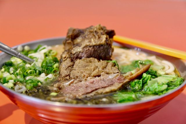 台南酒吧推薦『PHOWA頗瓦』TCRC三店X豊賀大酒家餐酒搭配：臭豆腐漢堡排、炸雞好好吃 - 皮老闆的美食地圖